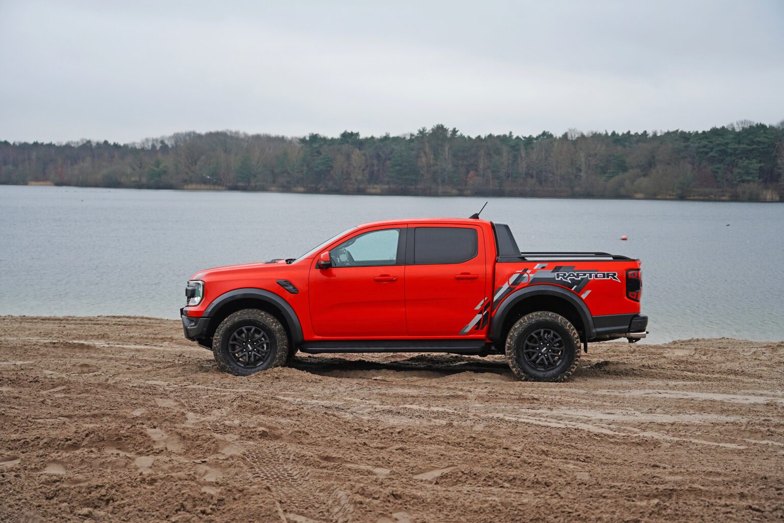 Eerste rit met nieuwe Ford Ranger Raptor • Bestelauto.nl